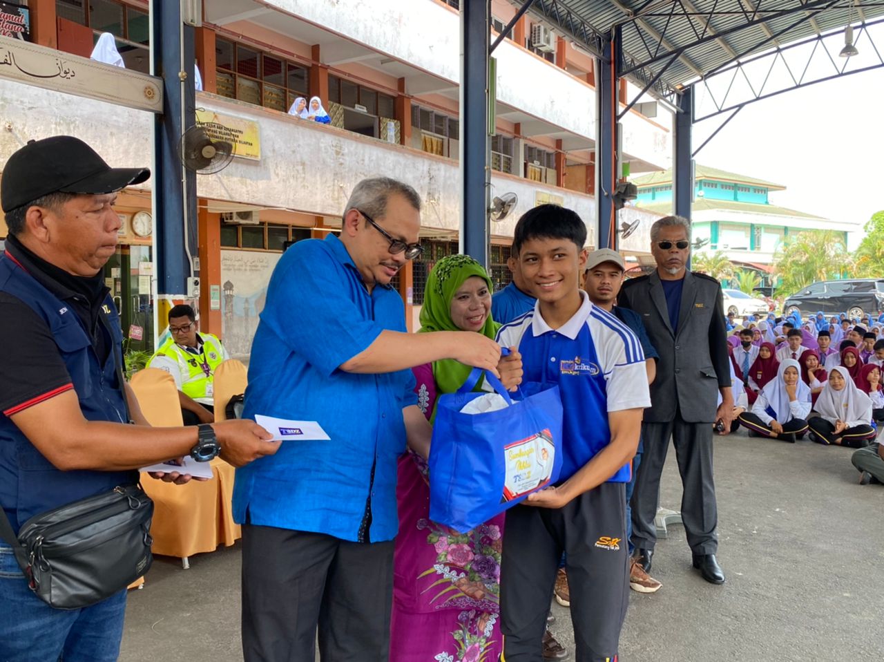 Pejabat TSDZ Beri Sumbangan Hari Raya Kepada Pelajar Dan Kakitangan ...