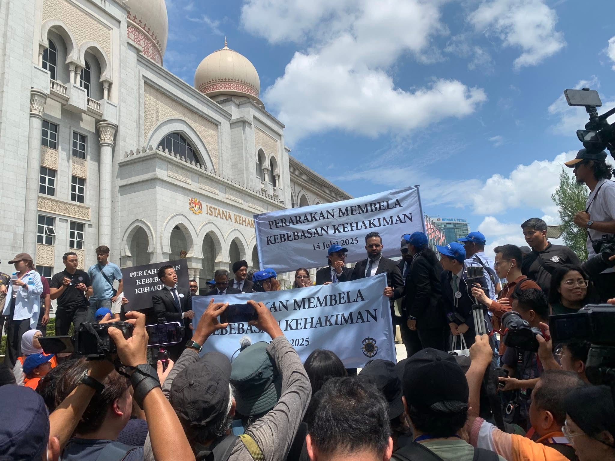 Lebih 1,000 Sertai Perarakan Majlis Peguam Tuntut Kebebasan Kehakiman ...